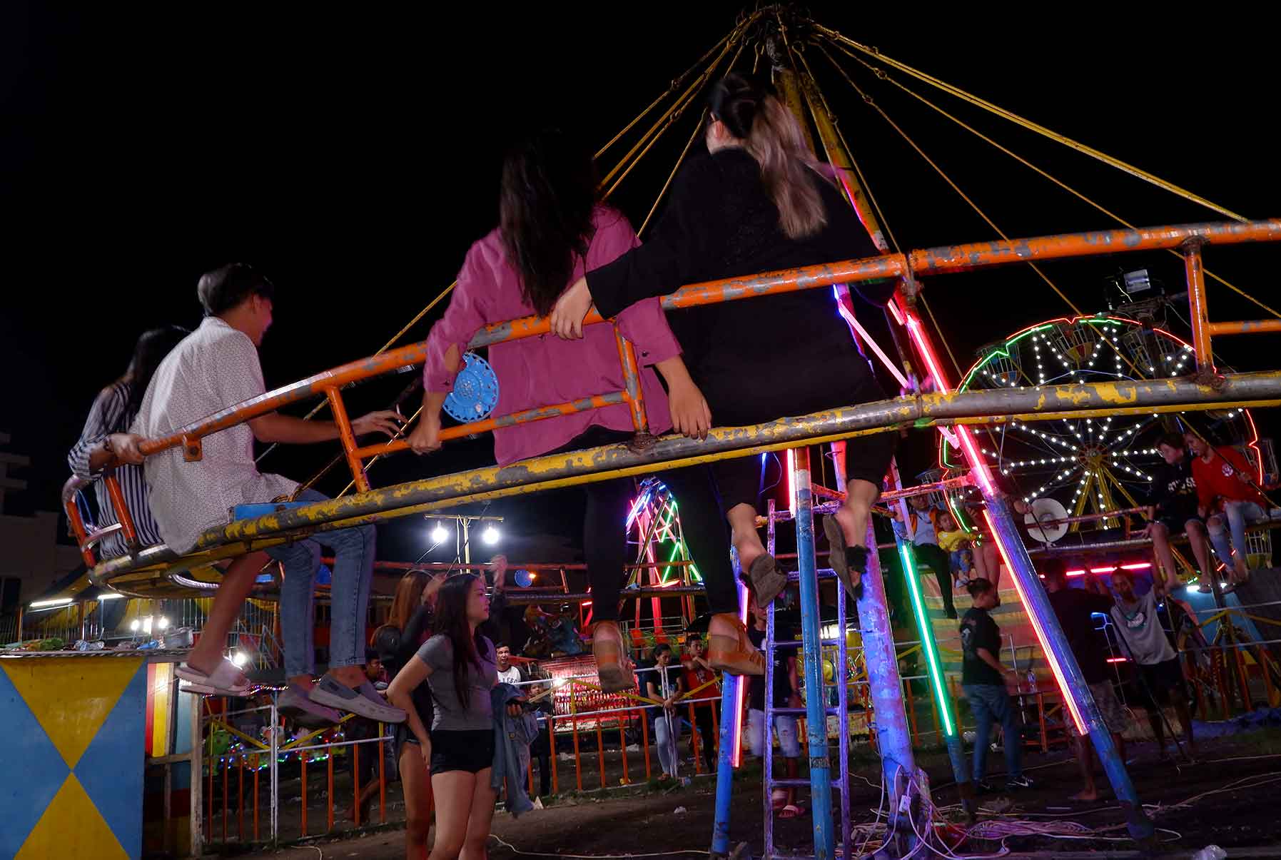FOTO: Kendati berbahaya, wahana ombak banyu tetap diminati di pasar malam