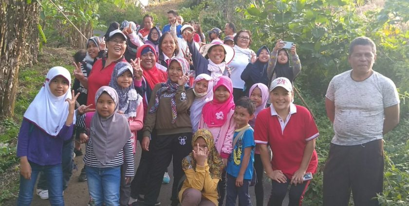 Jemaat GMAHK Dan Umat Muslim Jalan Sehat Bersama Sambil Bersihkan ...