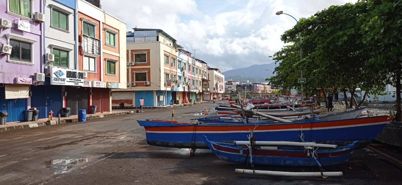 Foto: Kawasan Megamas Manado parah terdampak amukan ombak