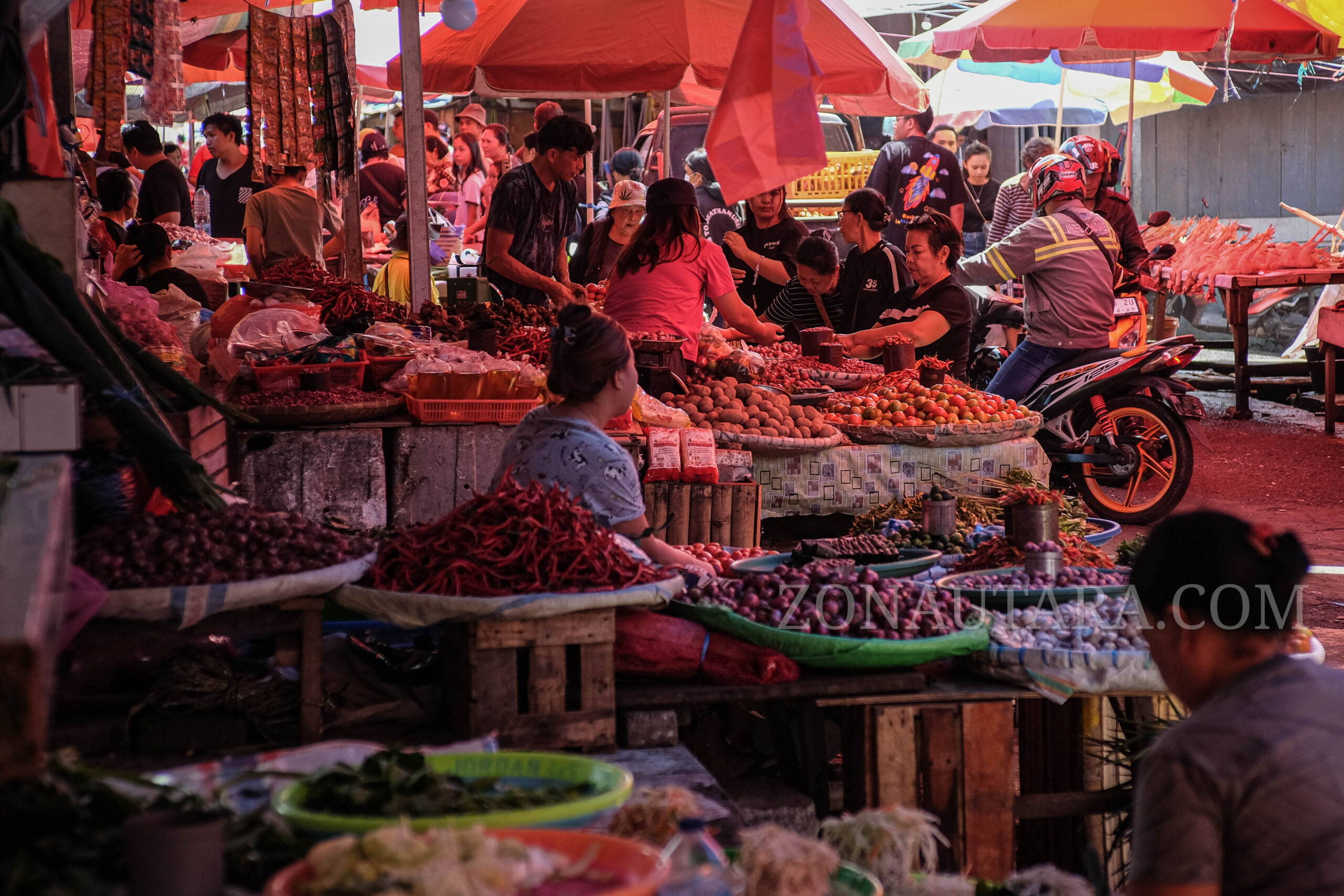 FOTO: Suasana pasar Beriman Tomohon jelang Natal