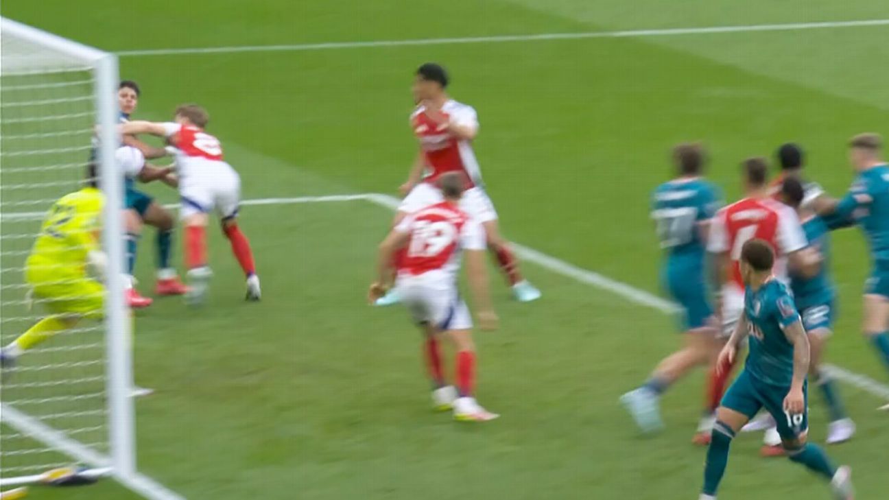 Ulasan VAR: Apakah Evanilson melakukan handball sebelum gol Arsenal?