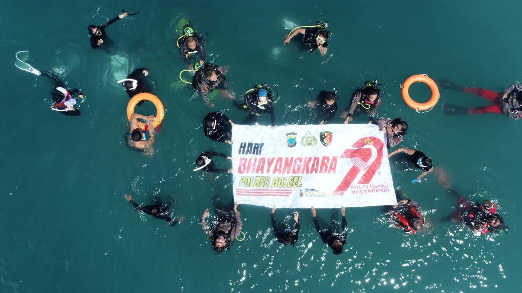 Spanduk HUT Bhayangkara berkibar di dasar laut Bolsel, kolaborasi 'diver' dan polisi