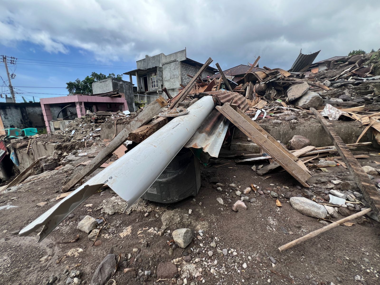 Bupati Sitaro pastikan Pemerintah bantu bangun rumah warga, korban ...